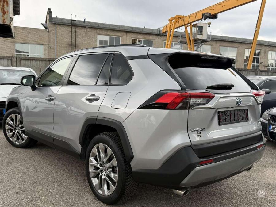 Grey Toyota RAV4 2022 in Vilnius, with an engine capacity of 2.49 L and mileage of 205 thousand km for 23700 €, photo 14 on AUTOMOTO.COM.LV