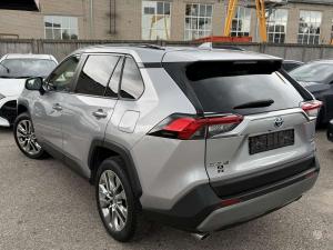 Grey Toyota RAV4 2022 in Vilnius, with an engine capacity of 2.49 L and mileage of 205 thousand km for 23700 €, photo 15 on AUTOMOTO.COM.LV