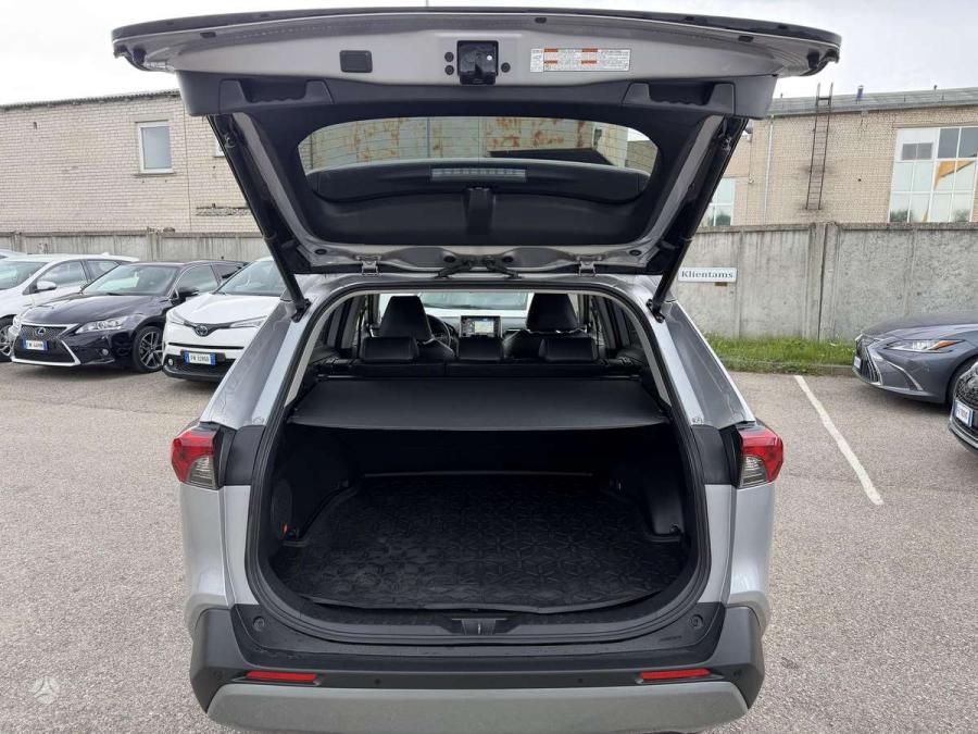 Grey Toyota RAV4 2022 in Vilnius, with an engine capacity of 2.49 L and mileage of 205 thousand km for 23700 €, photo 16 on AUTOMOTO.COM.LV