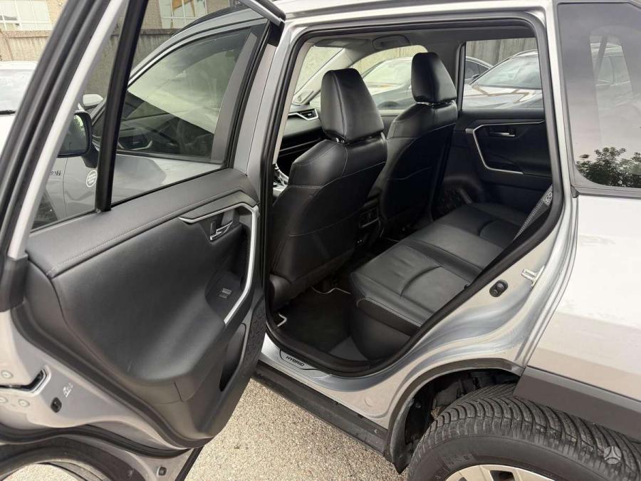 Grey Toyota RAV4 2022 in Vilnius, with an engine capacity of 2.49 L and mileage of 205 thousand km for 23700 €, photo 17 on AUTOMOTO.COM.LV