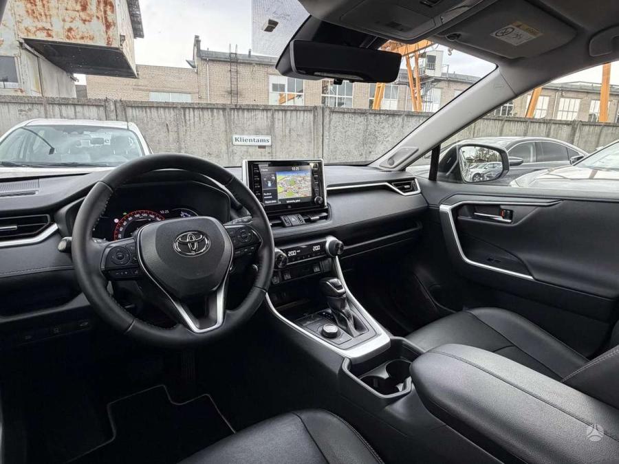 Grey Toyota RAV4 2022 in Vilnius, with an engine capacity of 2.49 L and mileage of 205 thousand km for 23700 €, photo 19 on AUTOMOTO.COM.LV
