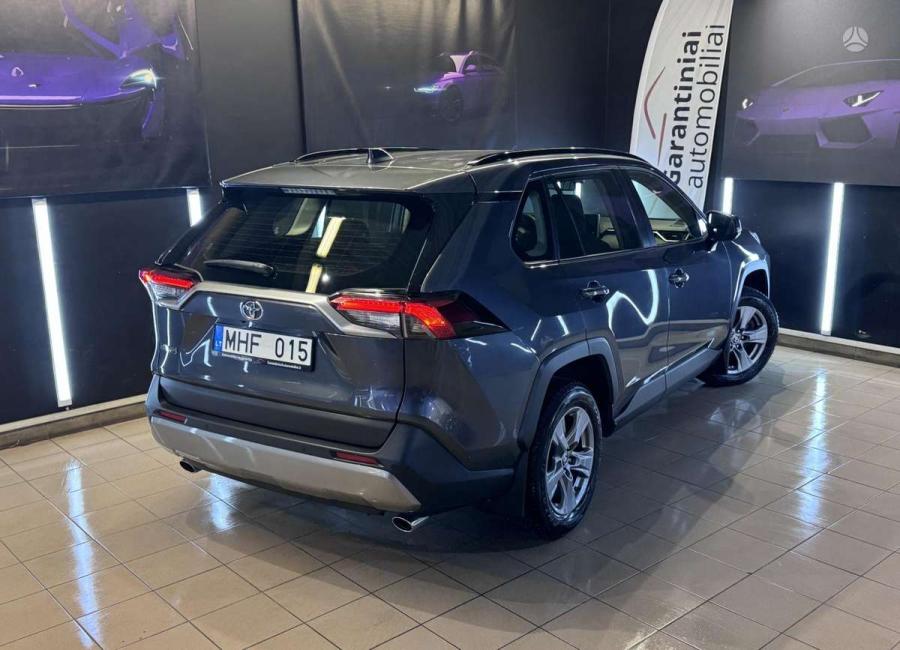 Pelēks Toyota RAV4 2022 Viļņa, ar dzinēja tilpumu 2.00 L un nobraukumu 85 tūkst. km par 23950 €, foto 3 vietnē AUTOMOTO.COM.LV