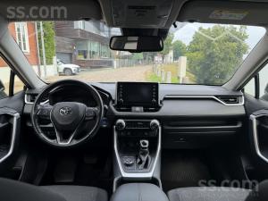 Pelēks Toyota RAV4 2022 Rīga, ar dzinēja tilpumu 2.50 L un nobraukumu 0 tūkst. km par 28500 €, foto 4 vietnē AUTOMOTO.COM.LV