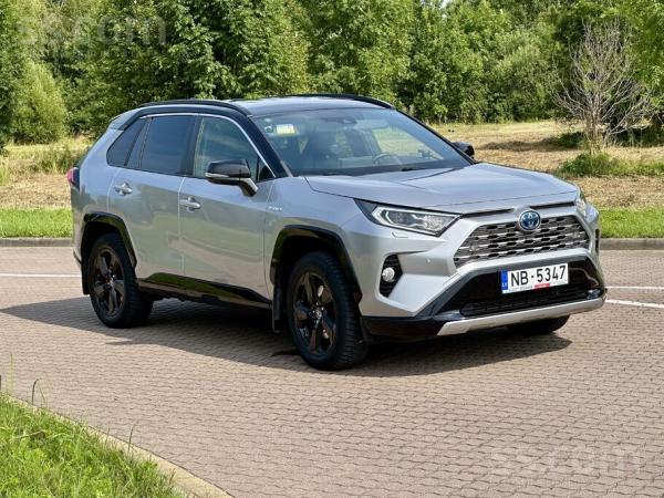 Grey Toyota RAV4 2022 in Ventspils, with an engine capacity of 2.50 L and mileage of 95 thousand km for 29900 €, photo 1 on AUTOMOTO.COM.LV