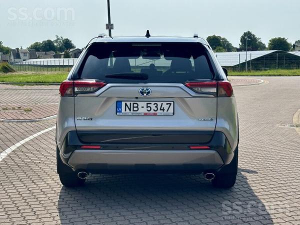 Grey Toyota RAV4 2022 in Ventspils, with an engine capacity of 2.50 L and mileage of 95 thousand km for 29900 €, photo 5 on AUTOMOTO.COM.LV