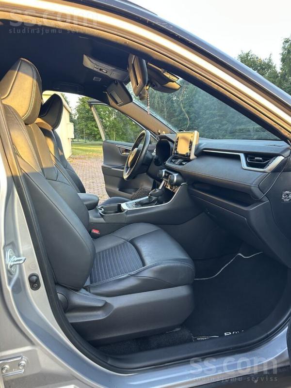 Grey Toyota RAV4 2022 in Ventspils, with an engine capacity of 2.50 L and mileage of 95 thousand km for 29900 €, photo 9 on AUTOMOTO.COM.LV