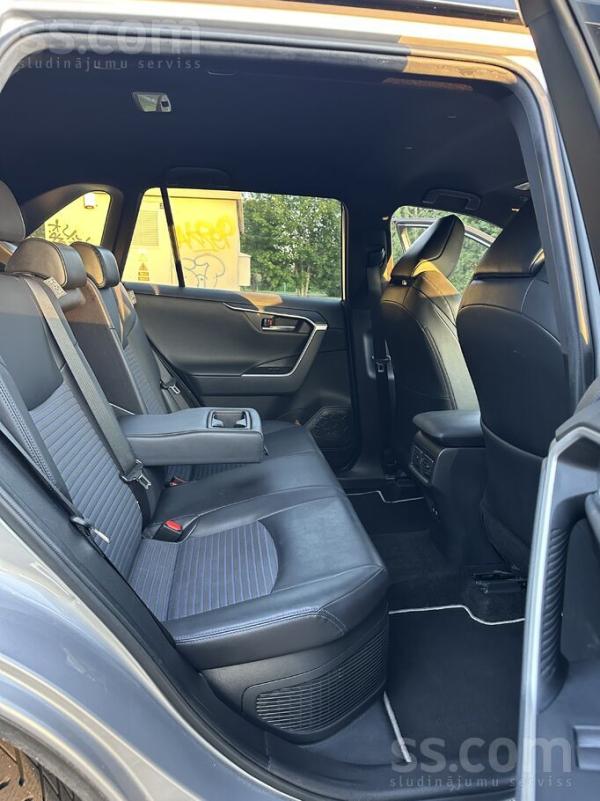 Grey Toyota RAV4 2022 in Ventspils, with an engine capacity of 2.50 L and mileage of 95 thousand km for 29900 €, photo 10 on AUTOMOTO.COM.LV