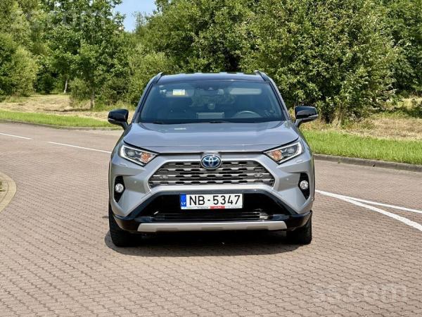 Pelēks Toyota RAV4 2022 Ventspils, ar dzinēja tilpumu 2.50 L un nobraukumu 95 tūkst. km par 29900 €, foto 2 vietnē AUTOMOTO.COM.LV