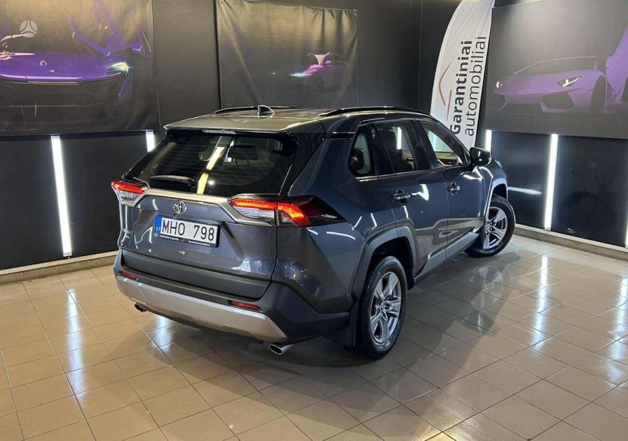 Pelēks Toyota RAV4 2022 Viļņa, ar dzinēja tilpumu 2.00 L un nobraukumu 100 tūkst. km par 23950 €, foto 3 vietnē AUTOMOTO.COM.LV