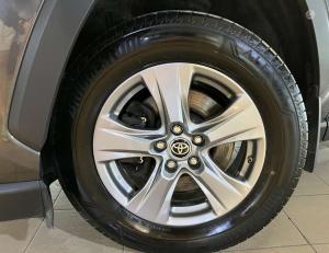 Pelēks Toyota RAV4 2022 Viļņa, ar dzinēja tilpumu 2.00 L un nobraukumu 100 tūkst. km par 23950 €, foto 5 vietnē AUTOMOTO.COM.LV
