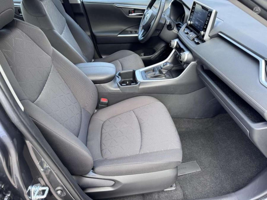 Pelēks Toyota RAV4 2022 Viļņa, ar dzinēja tilpumu 2.00 L un nobraukumu 100 tūkst. km par 23950 €, foto 7 vietnē AUTOMOTO.COM.LV