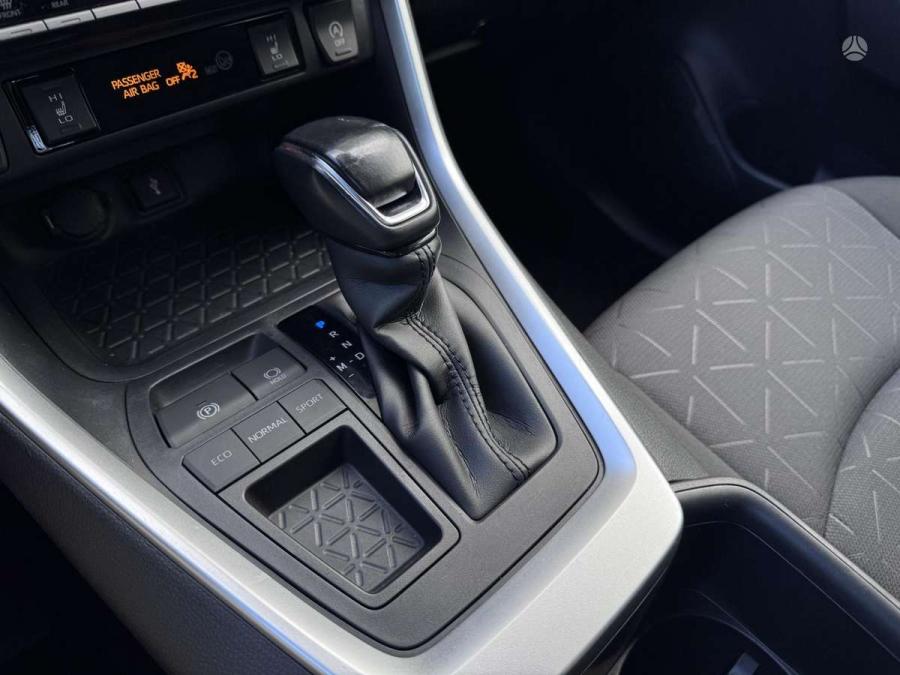 Pelēks Toyota RAV4 2022 Viļņa, ar dzinēja tilpumu 2.00 L un nobraukumu 100 tūkst. km par 23950 €, foto 21 vietnē AUTOMOTO.COM.LV