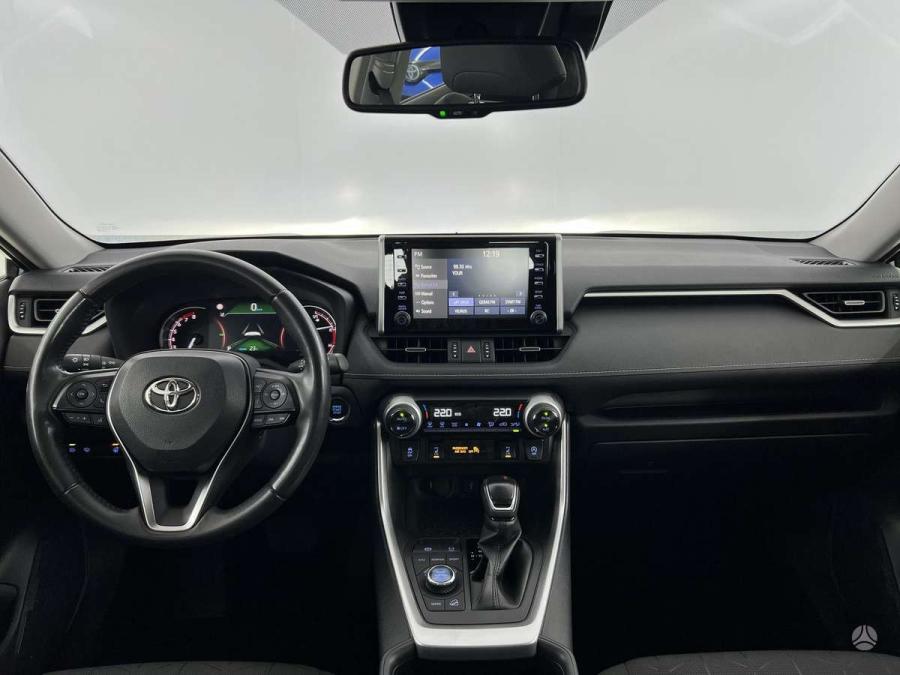 Grey Toyota RAV4 2022 in Vilnius, with an engine capacity of 1.99 L and mileage of 127 thousand km for 23900 €, photo 9 on AUTOMOTO.COM.LV