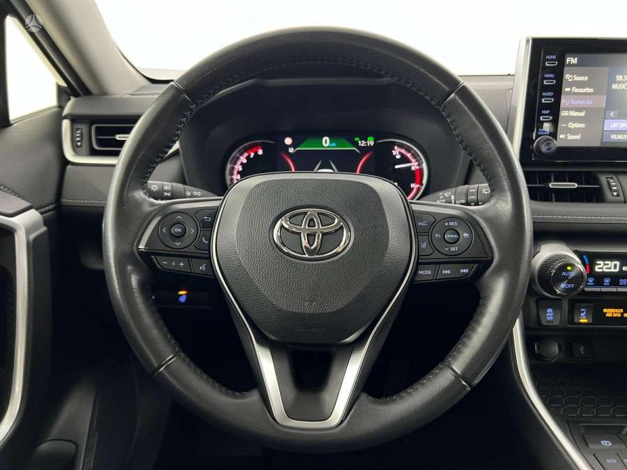 Grey Toyota RAV4 2022 in Vilnius, with an engine capacity of 1.99 L and mileage of 127 thousand km for 23900 €, photo 13 on AUTOMOTO.COM.LV