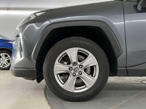 Grey Toyota RAV4 2022 in Vilnius, with an engine capacity of 1.99 L and mileage of 127 thousand km for 23900 €, photo 16 on AUTOMOTO.COM.LV