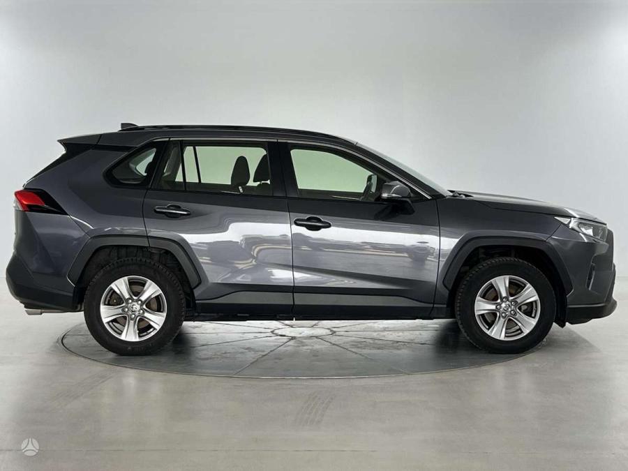 Grey Toyota RAV4 2022 in Vilnius, with an engine capacity of 1.99 L and mileage of 127 thousand km for 23900 €, photo 17 on AUTOMOTO.COM.LV