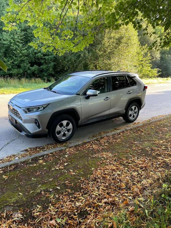 Pelēks Toyota RAV4 2022 Klaipėda, ar dzinēja tilpumu 2.49 L un nobraukumu 42 tūkst. km par 29900 €, foto  vietnē AUTOMOTO.COM.LV
