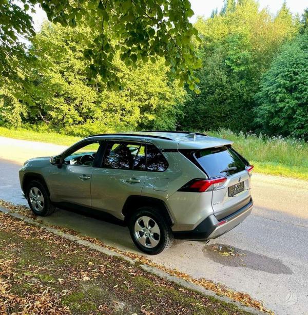 Pelēks Toyota RAV4 2022 Klaipėda, ar dzinēja tilpumu 2.49 L un nobraukumu 42 tūkst. km par 29900 €, foto 7 vietnē AUTOMOTO.COM.LV