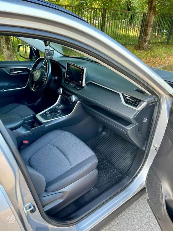 Pelēks Toyota RAV4 2022 Klaipėda, ar dzinēja tilpumu 2.49 L un nobraukumu 42 tūkst. km par 29900 €, foto 10 vietnē AUTOMOTO.COM.LV