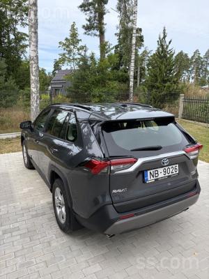 Grey Toyota RAV4 2022 in Riga, with an engine capacity of 2.50 L and mileage of 127 thousand km for 26400 €, photo 4 on AUTOMOTO.COM.LV