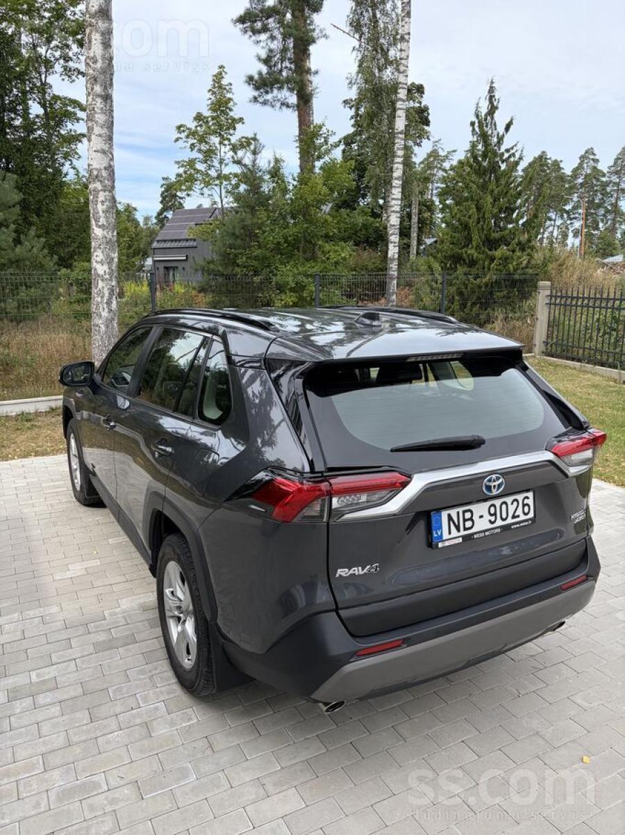 Grey Toyota RAV4 2022 in Riga, with an engine capacity of 2.50 L and mileage of 127 thousand km for 26400 €, photo 4 on AUTOMOTO.COM.LV