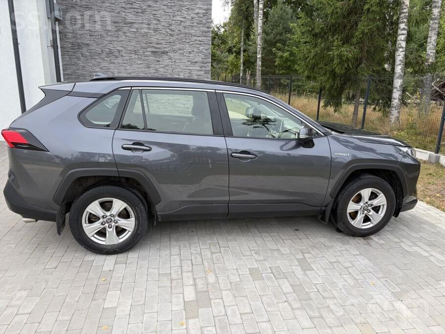 Grey Toyota RAV4 2022 in Riga, with an engine capacity of 2.50 L and mileage of 127 thousand km for 26400 €, photo 5 on AUTOMOTO.COM.LV