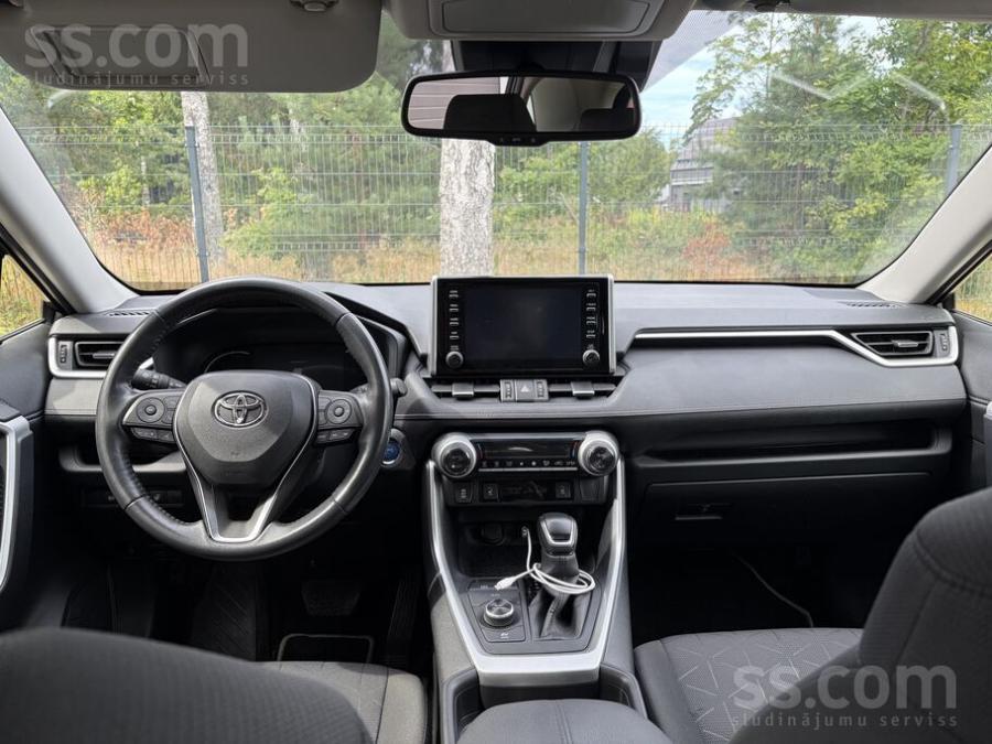 Grey Toyota RAV4 2022 in Riga, with an engine capacity of 2.50 L and mileage of 127 thousand km for 26400 €, photo 6 on AUTOMOTO.COM.LV