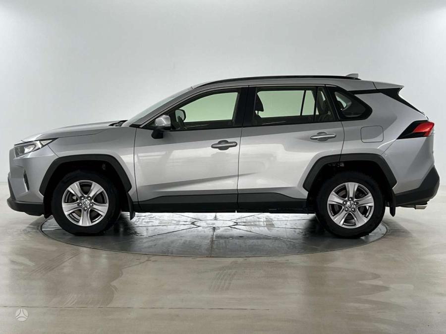 Grey Toyota RAV4 2022 in Vilnius, with an engine capacity of 1.99 L and mileage of 119 thousand km for 23900 €, photo 4 on AUTOMOTO.COM.LV