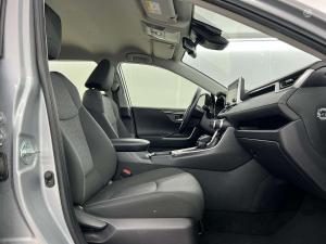 Grey Toyota RAV4 2022 in Vilnius, with an engine capacity of 1.99 L and mileage of 119 thousand km for 23900 €, photo 7 on AUTOMOTO.COM.LV