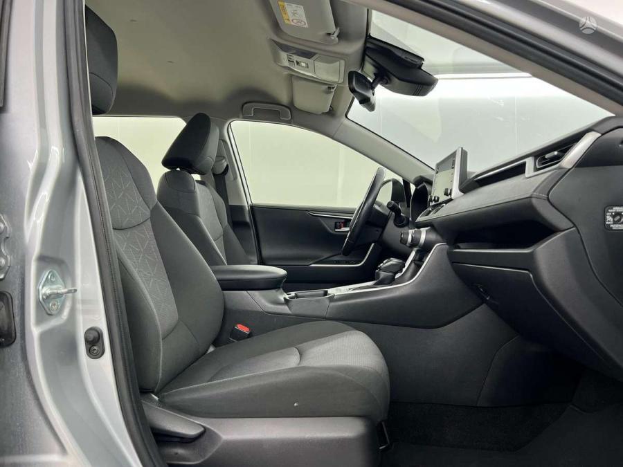 Grey Toyota RAV4 2022 in Vilnius, with an engine capacity of 1.99 L and mileage of 119 thousand km for 23900 €, photo 7 on AUTOMOTO.COM.LV