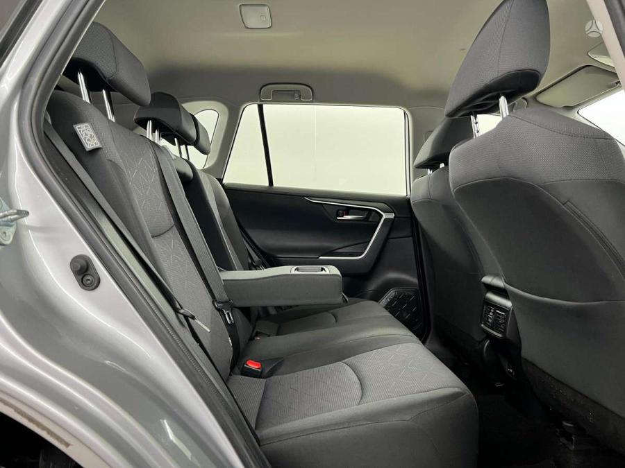 Grey Toyota RAV4 2022 in Vilnius, with an engine capacity of 1.99 L and mileage of 119 thousand km for 23900 €, photo 8 on AUTOMOTO.COM.LV