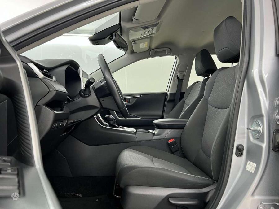 Grey Toyota RAV4 2022 in Vilnius, with an engine capacity of 1.99 L and mileage of 119 thousand km for 23900 €, photo 12 on AUTOMOTO.COM.LV