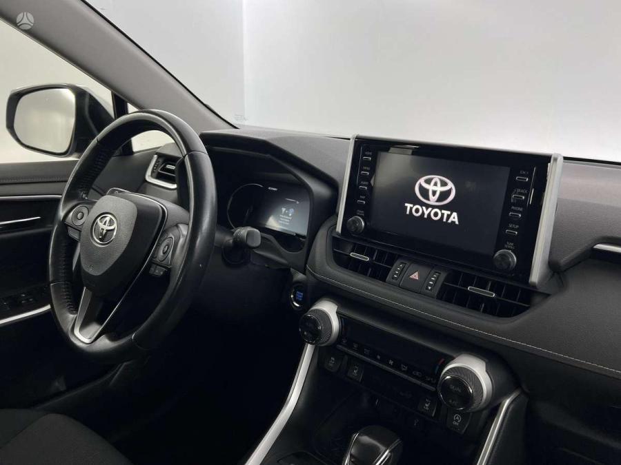 Grey Toyota RAV4 2022 in Vilnius, with an engine capacity of 1.99 L and mileage of 119 thousand km for 23900 €, photo 15 on AUTOMOTO.COM.LV