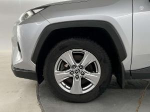 Grey Toyota RAV4 2022 in Vilnius, with an engine capacity of 1.99 L and mileage of 119 thousand km for 23900 €, photo 16 on AUTOMOTO.COM.LV
