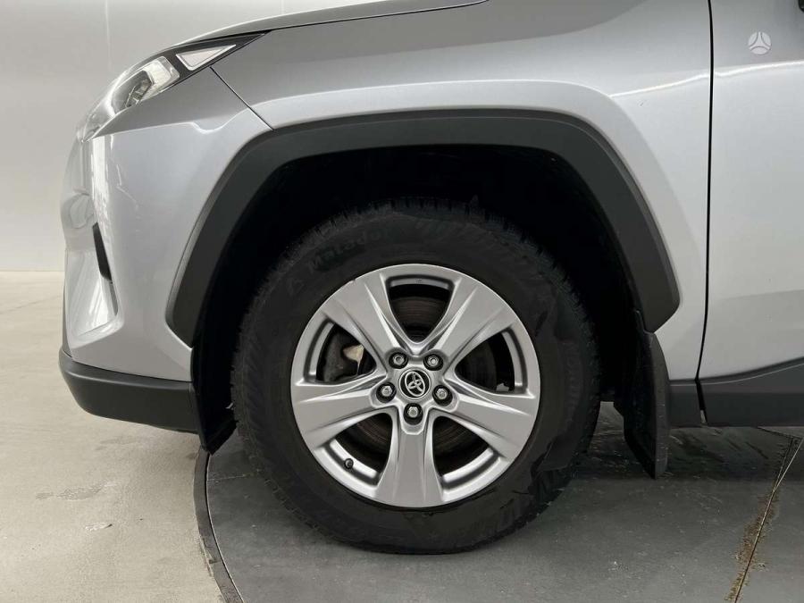 Grey Toyota RAV4 2022 in Vilnius, with an engine capacity of 1.99 L and mileage of 119 thousand km for 23900 €, photo 16 on AUTOMOTO.COM.LV