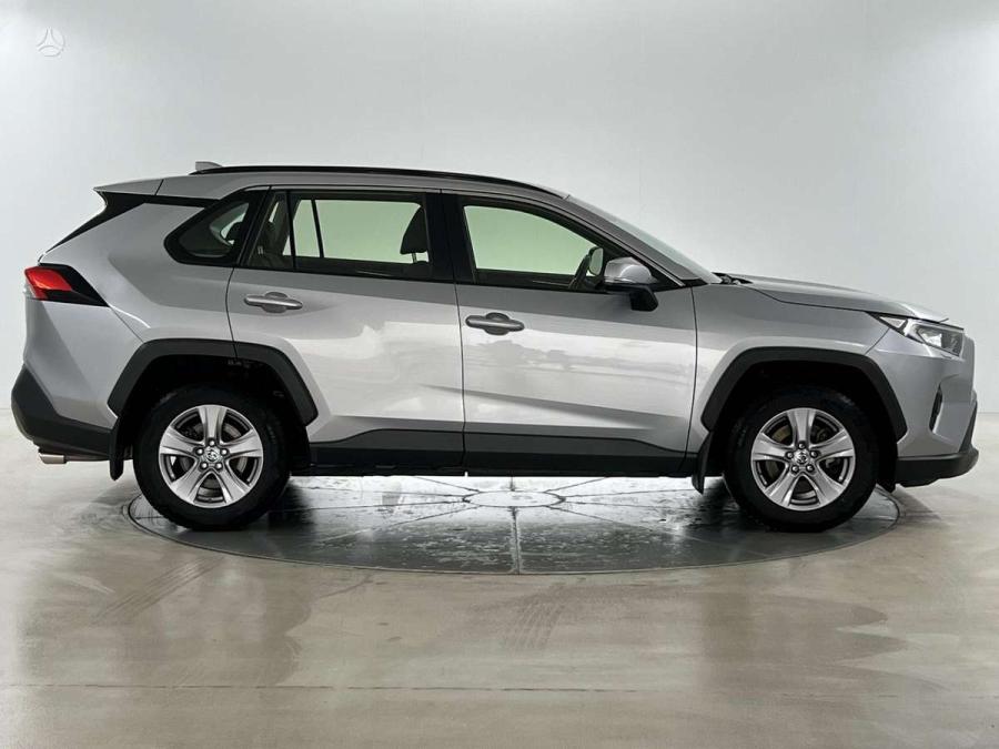 Grey Toyota RAV4 2022 in Vilnius, with an engine capacity of 1.99 L and mileage of 119 thousand km for 23900 €, photo 17 on AUTOMOTO.COM.LV