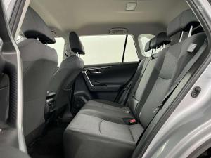 Grey Toyota RAV4 2022 in Vilnius, with an engine capacity of 1.99 L and mileage of 119 thousand km for 23900 €, photo 20 on AUTOMOTO.COM.LV