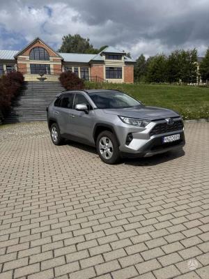 Серый Тойота РАВ 4 2022 в Вильнюс, объемом двигателя 2.49 л и пробегом 43 тыс. км за 29500 €, фото  на AUTOMOTO.COM.LV