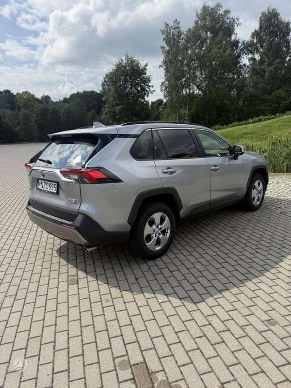 Grey Toyota RAV4 2022 in Vilnius, with an engine capacity of 2.49 L and mileage of 43 thousand km for 29500 €, photo 8 on AUTOMOTO.COM.LV