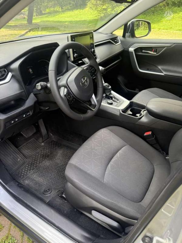 Grey Toyota RAV4 2022 in Vilnius, with an engine capacity of 2.49 L and mileage of 43 thousand km for 29500 €, photo 9 on AUTOMOTO.COM.LV