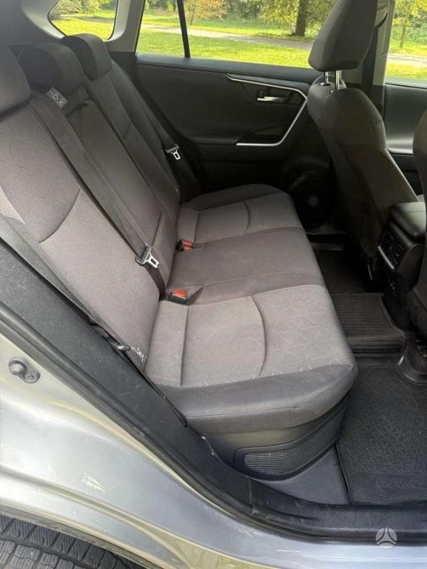 Grey Toyota RAV4 2022 in Vilnius, with an engine capacity of 2.49 L and mileage of 43 thousand km for 29500 €, photo 11 on AUTOMOTO.COM.LV