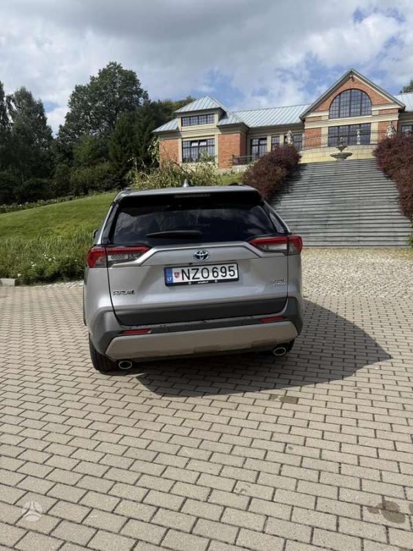 Grey Toyota RAV4 2022 in Vilnius, with an engine capacity of 2.49 L and mileage of 43 thousand km for 29500 €, photo 7 on AUTOMOTO.COM.LV