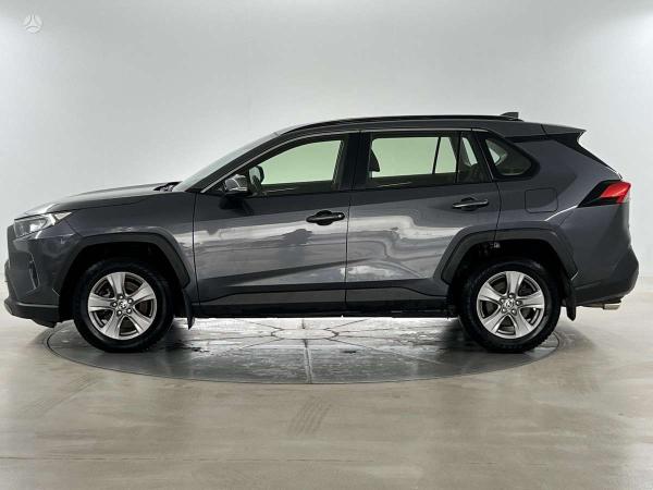 Pelēks Toyota RAV4 2022 Viļņa, ar dzinēja tilpumu 1.99 L un nobraukumu 121 tūkst. km par 23900 €, foto 4 vietnē AUTOMOTO.COM.LV