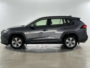 Grey Toyota RAV4 2022 in Vilnius, with an engine capacity of 1.99 L and mileage of 121 thousand km for 23900 €, photo 4 on AUTOMOTO.COM.LV