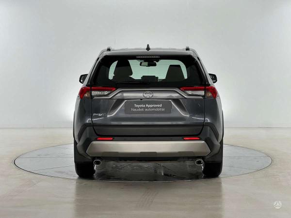 Pelēks Toyota RAV4 2022 Viļņa, ar dzinēja tilpumu 1.99 L un nobraukumu 121 tūkst. km par 23900 €, foto 5 vietnē AUTOMOTO.COM.LV
