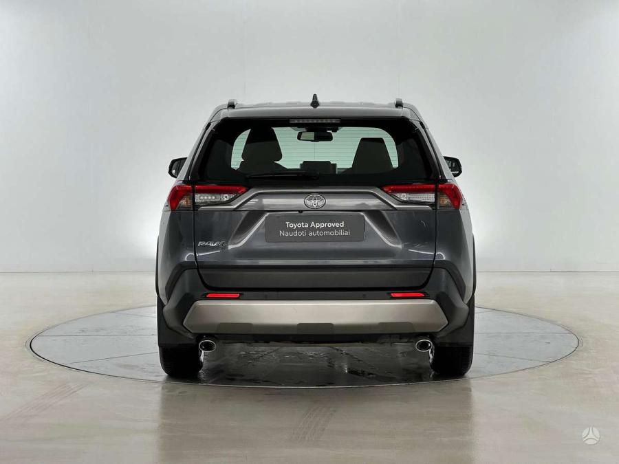 Grey Toyota RAV4 2022 in Vilnius, with an engine capacity of 1.99 L and mileage of 121 thousand km for 23900 €, photo 5 on AUTOMOTO.COM.LV