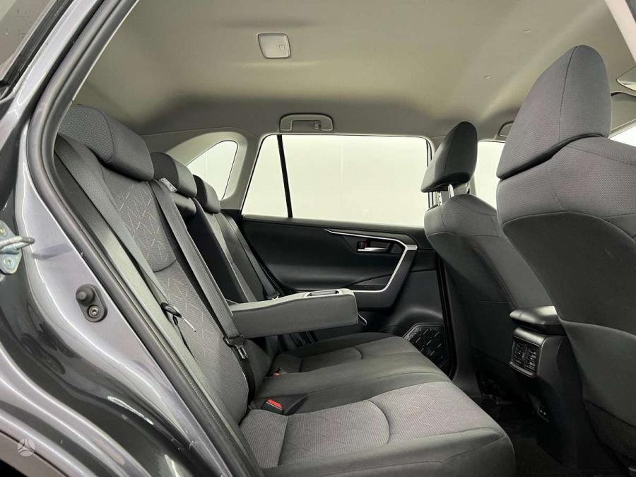 Grey Toyota RAV4 2022 in Vilnius, with an engine capacity of 1.99 L and mileage of 121 thousand km for 23900 €, photo 8 on AUTOMOTO.COM.LV