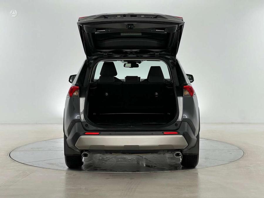 Grey Toyota RAV4 2022 in Vilnius, with an engine capacity of 1.99 L and mileage of 121 thousand km for 23900 €, photo 11 on AUTOMOTO.COM.LV