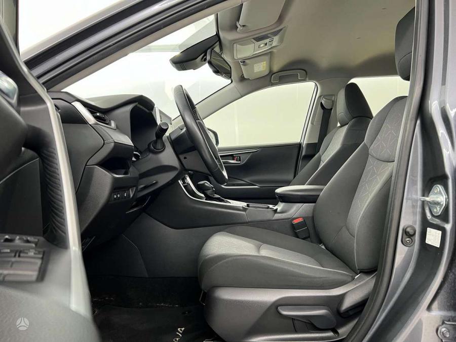 Grey Toyota RAV4 2022 in Vilnius, with an engine capacity of 1.99 L and mileage of 121 thousand km for 23900 €, photo 12 on AUTOMOTO.COM.LV