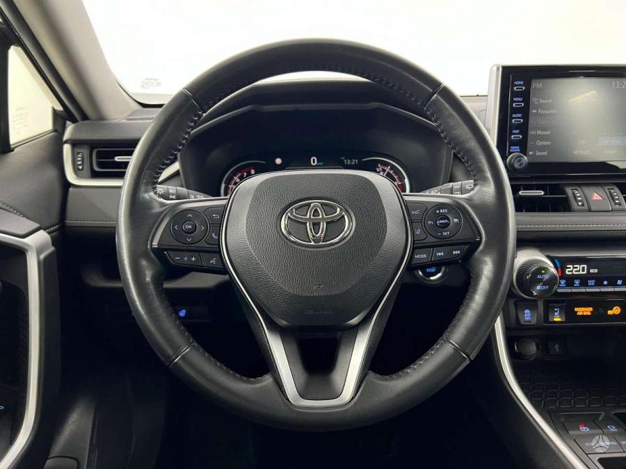 Grey Toyota RAV4 2022 in Vilnius, with an engine capacity of 1.99 L and mileage of 121 thousand km for 23900 €, photo 13 on AUTOMOTO.COM.LV